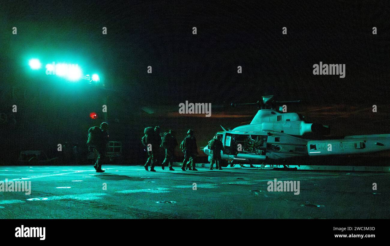 Marines assigned to Reconnaissance Company, 15th Marine Expeditionary ...