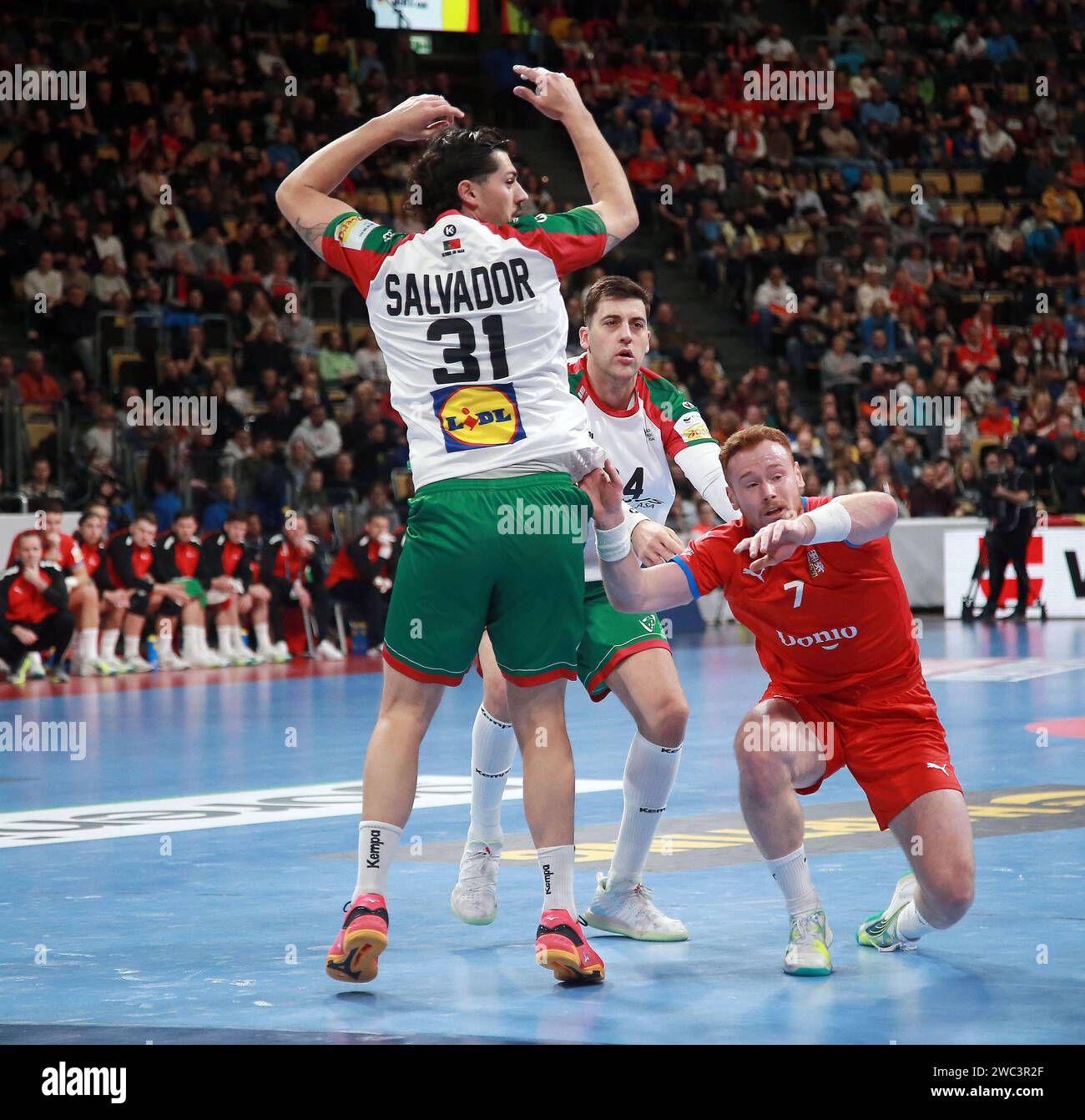 von links vorn Salvador SALVADOR Portugal, Tomas PIROCH CZ, He-Handball ...