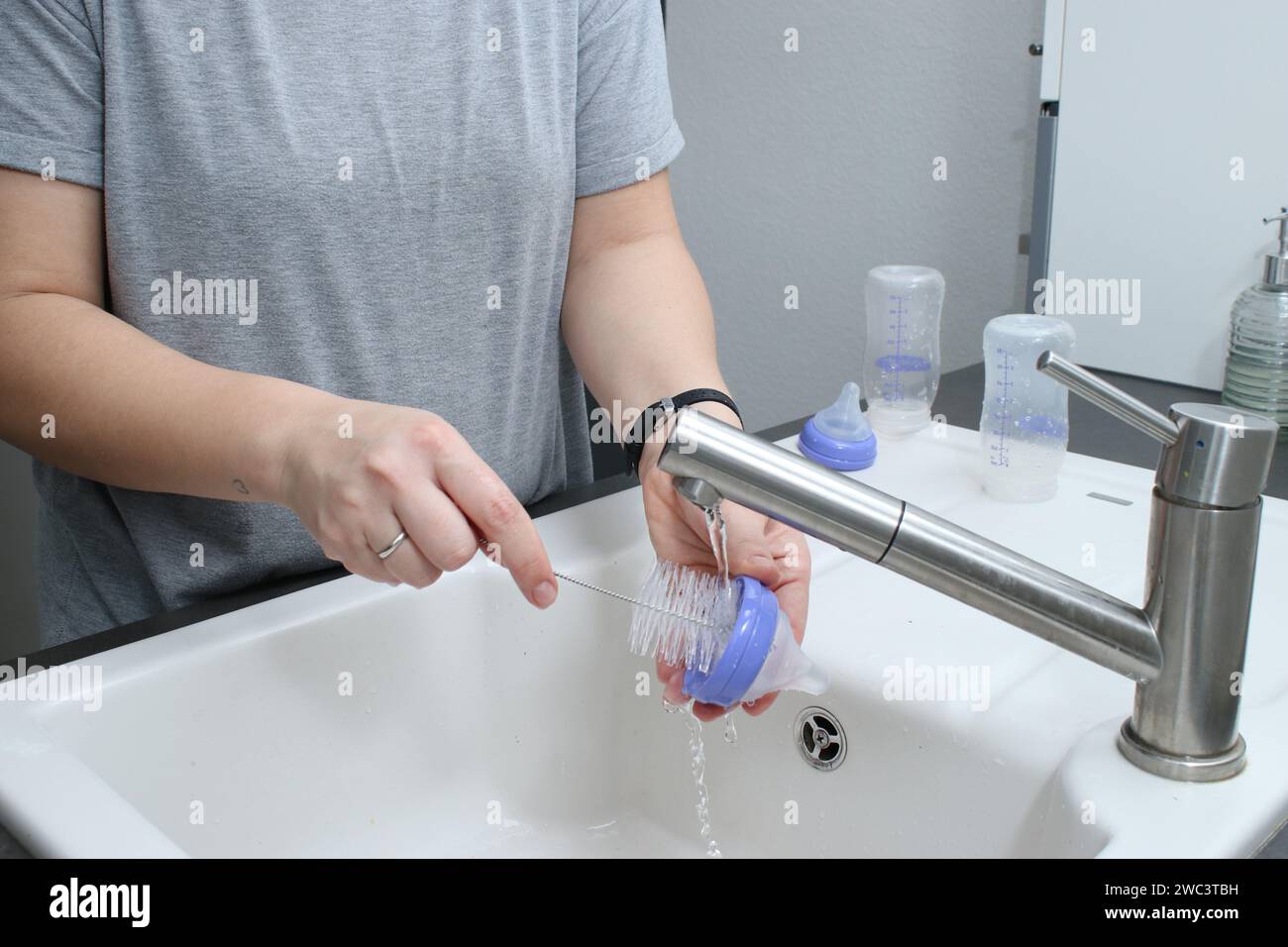 Child girl mother washing hi-res stock photography and images - Alamy