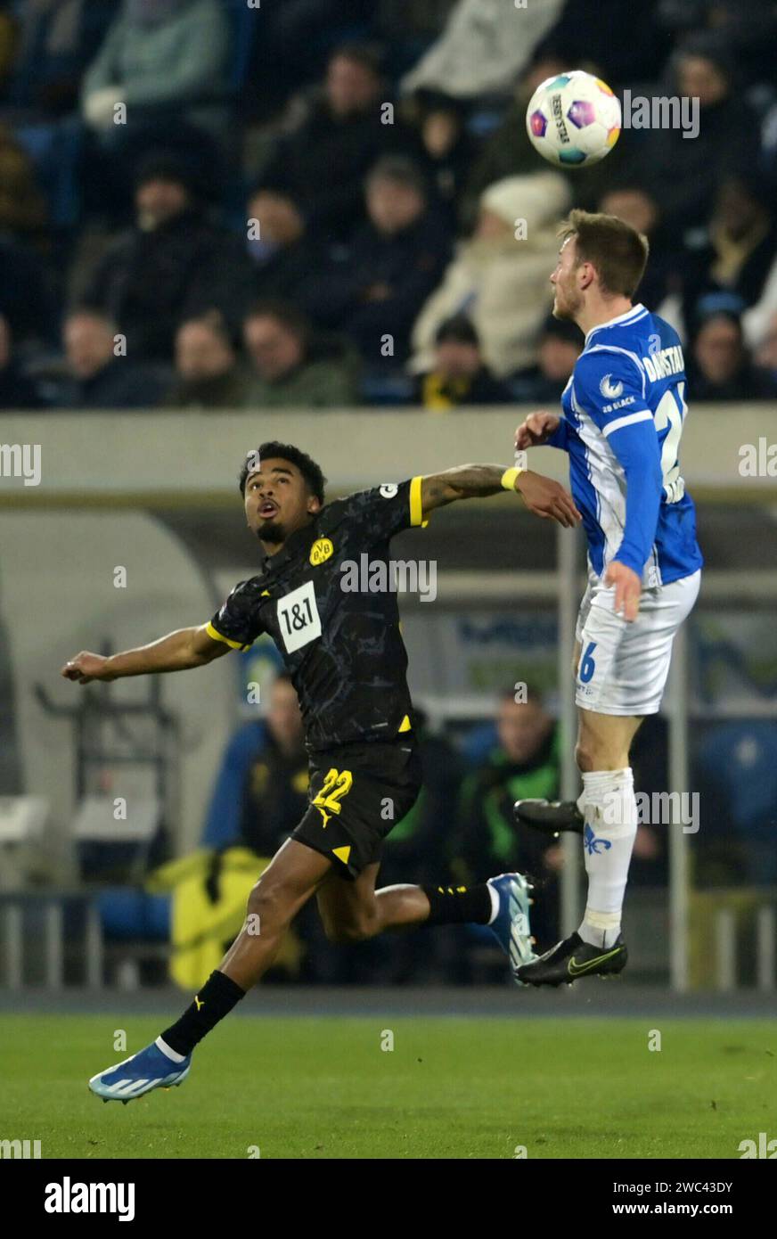 Ian Maatsen (unten). gegen Mathias. Bader. fotografiert beim Fußball ...