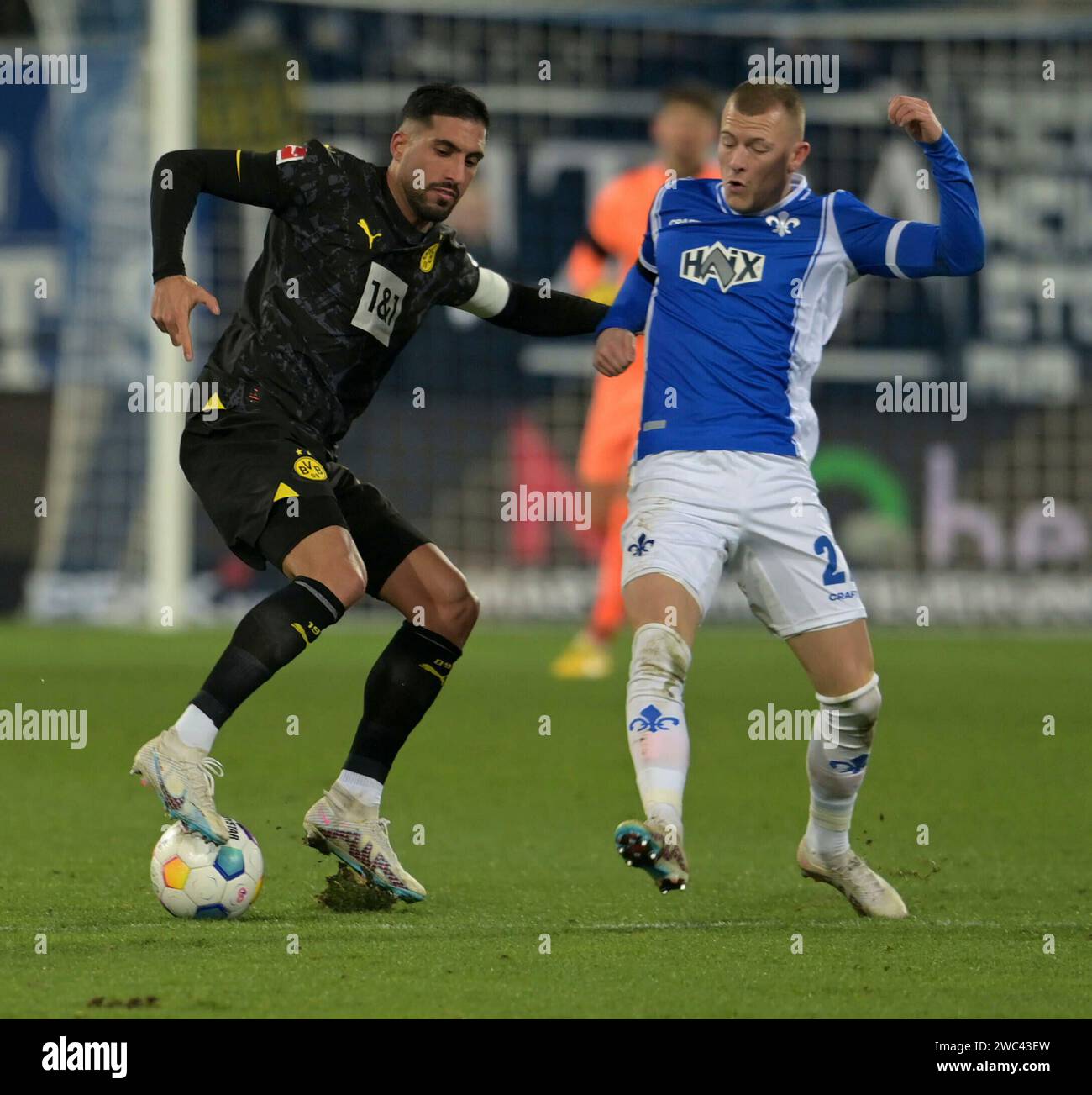 Emre Can (li). gegen Tim. Skarke fotografiert beim Fußball Bundesliga ...