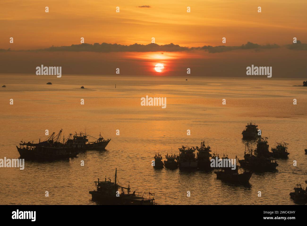 Small fishing boat setting hi-res stock photography and images - Alamy
