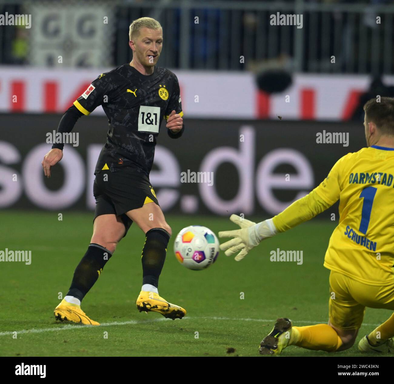 Marco Reuse Schuss mit seinem Tor zum 2.0 fotografiert beim Fußball ...