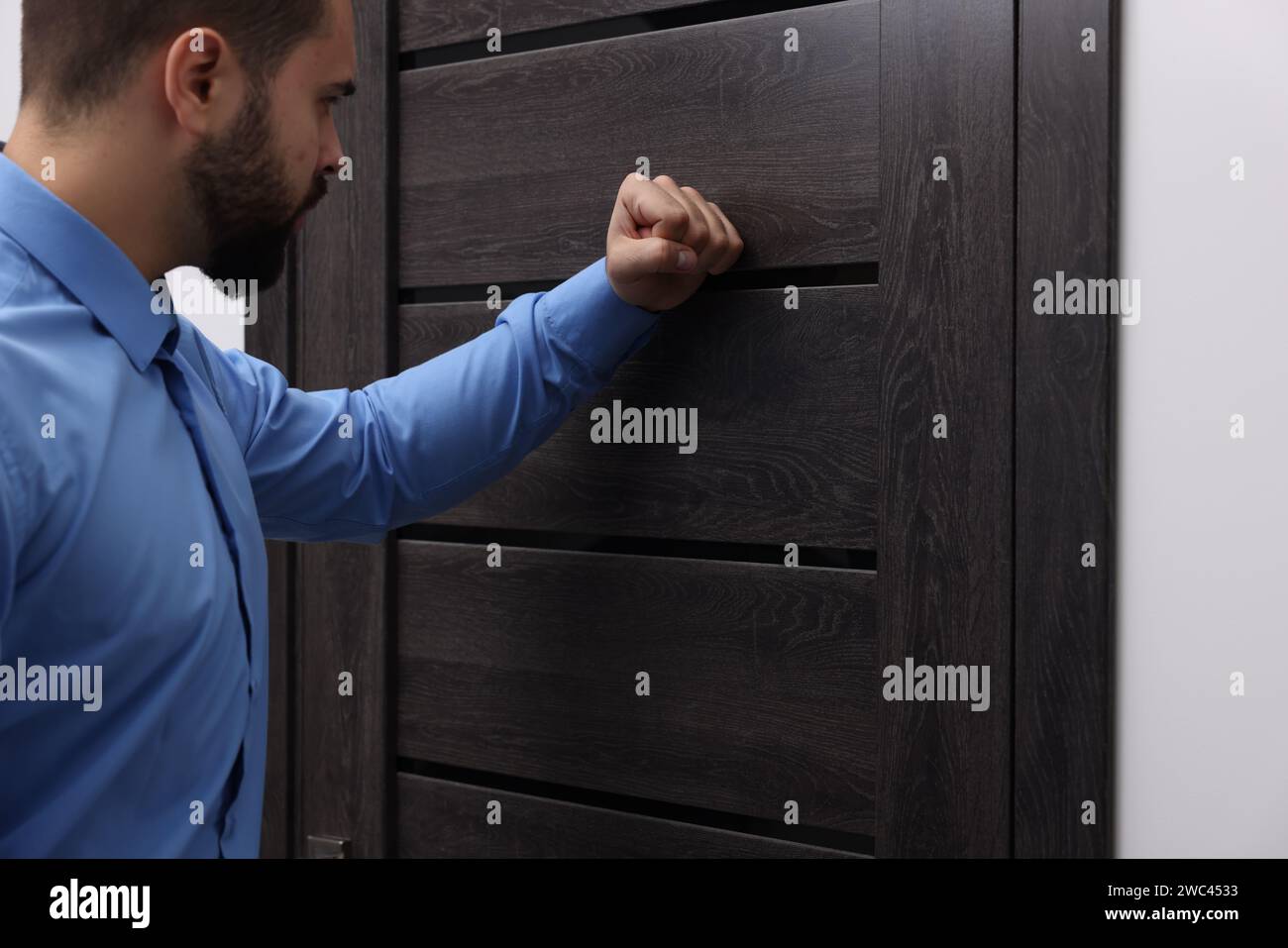 Knocking on door debt hi-res stock photography and images - Alamy