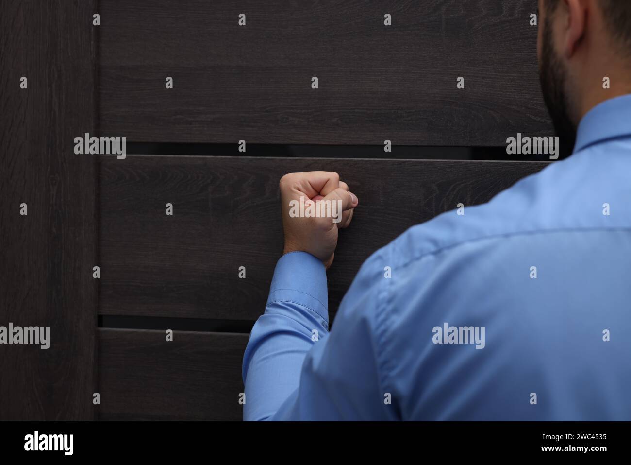 Man knocking on front door hi-res stock photography and images - Alamy