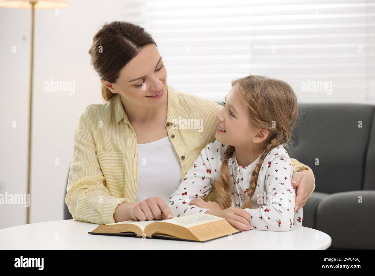 Girl portrait reading table hi-res stock photography and images - Alamy