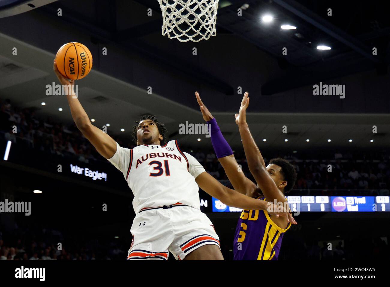 Auburn guard Chaney Johnson (31) shoots as LSU guard Jordan Wright (6 ...