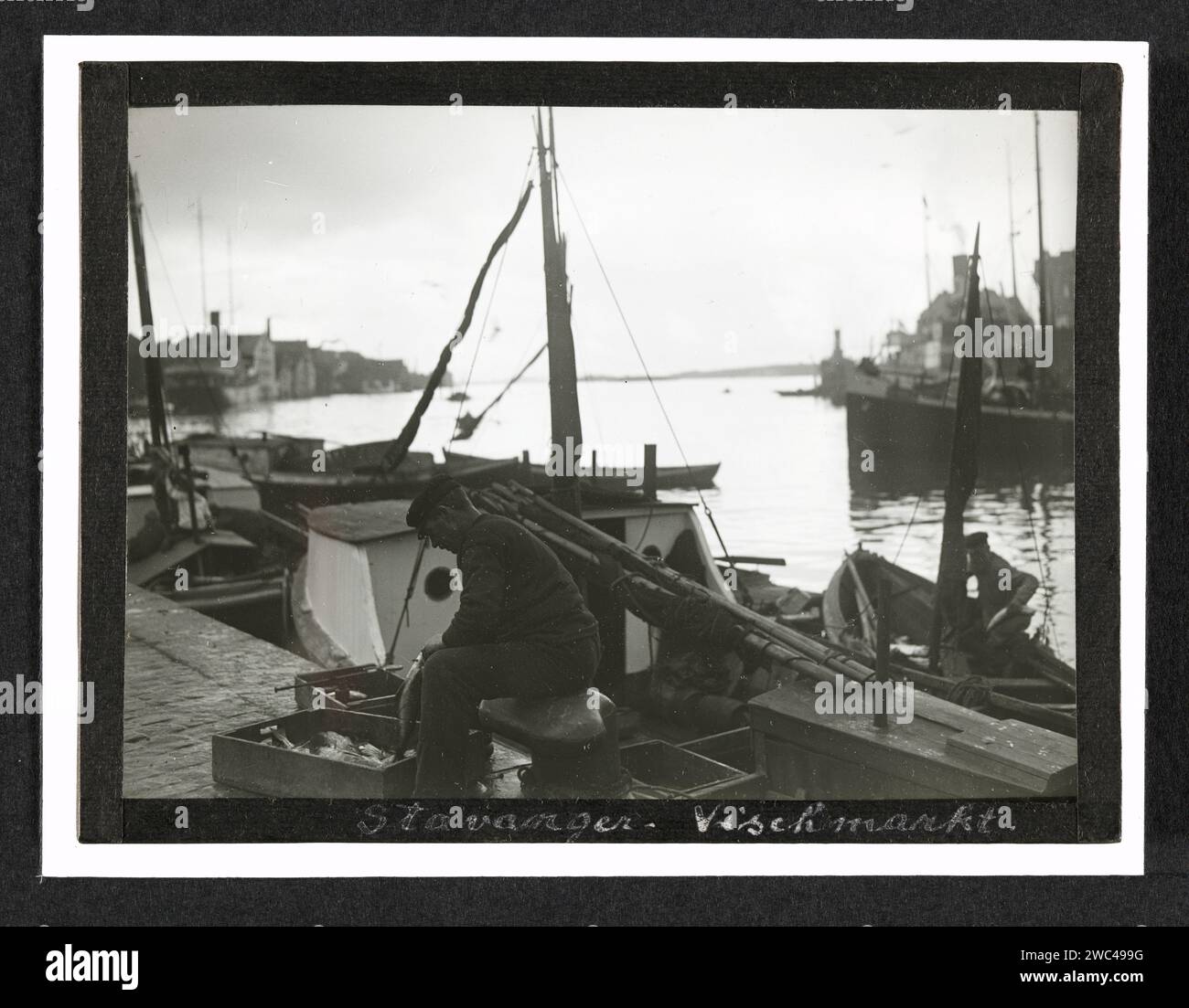 Visser at a boat in the port of Stavanger, Anonymous, c. 1907 - c. 1935 ...