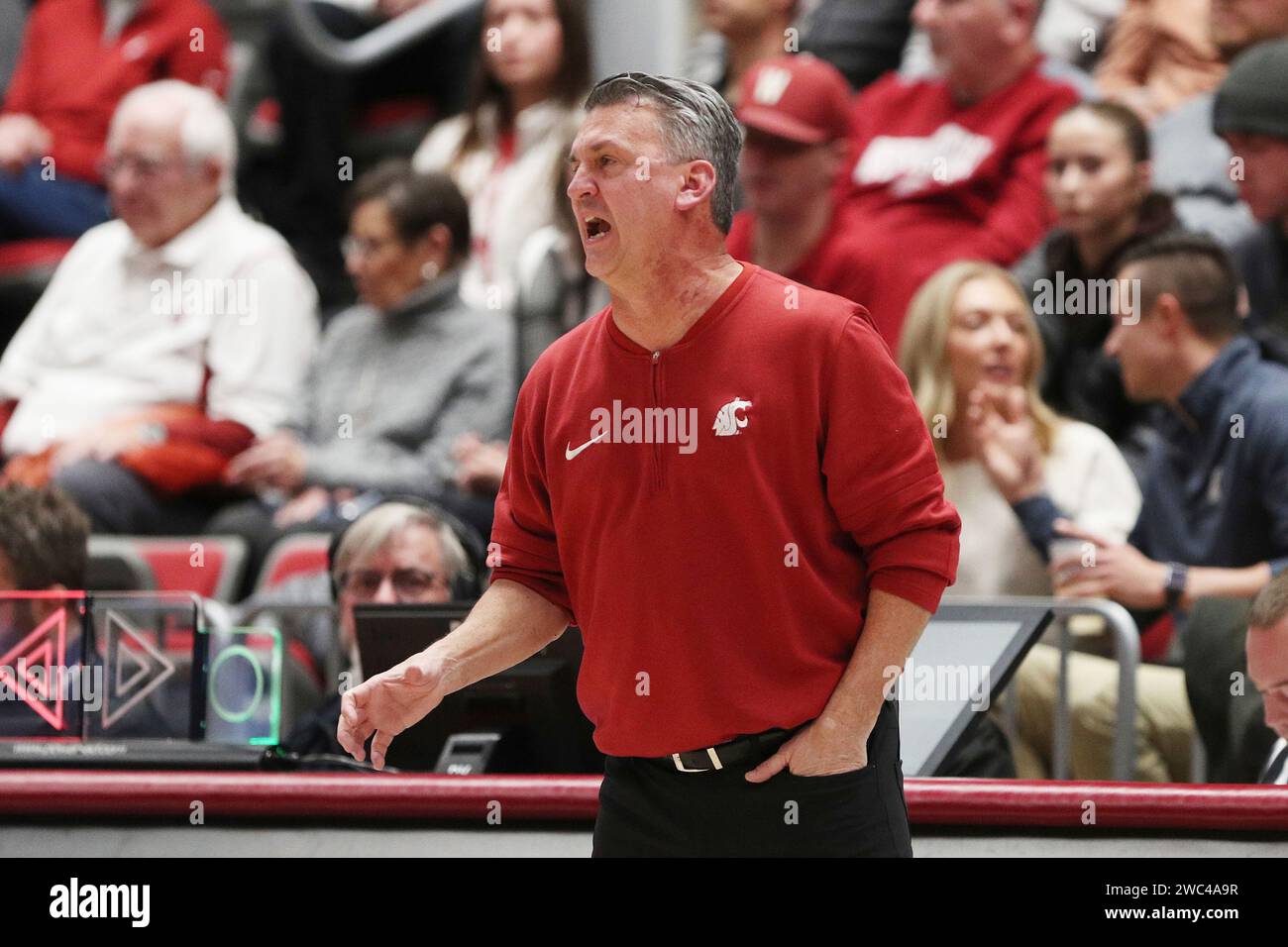 Washington State head coach Kyle Smith directs his team during the ...