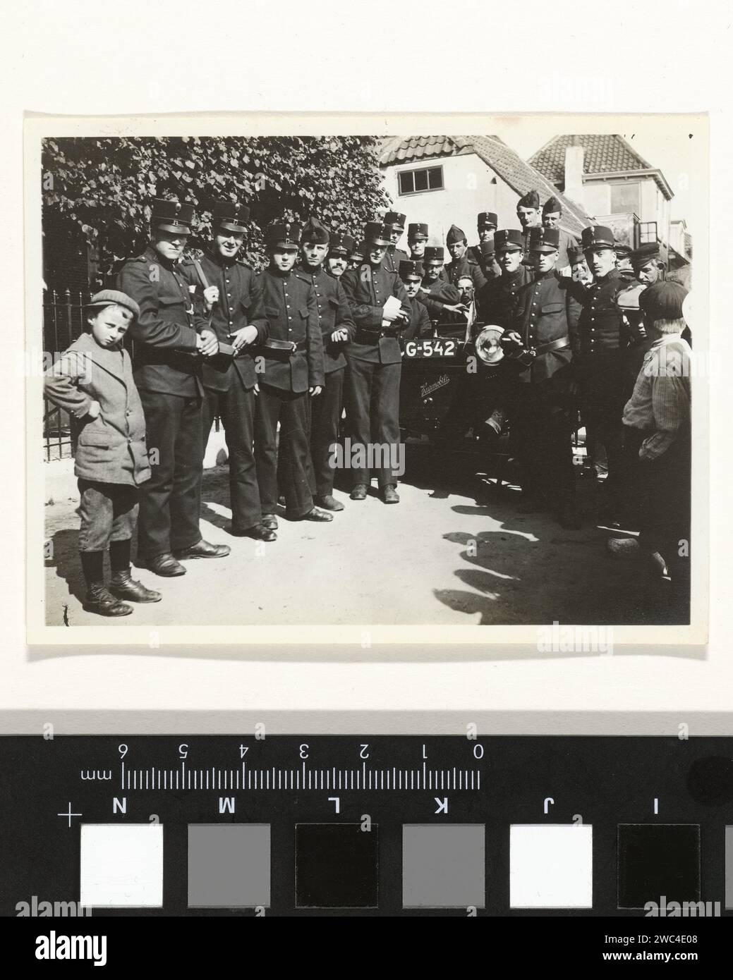 Soldiers in and near a Hupmobile in Alphen aan den Rijn, during general ...