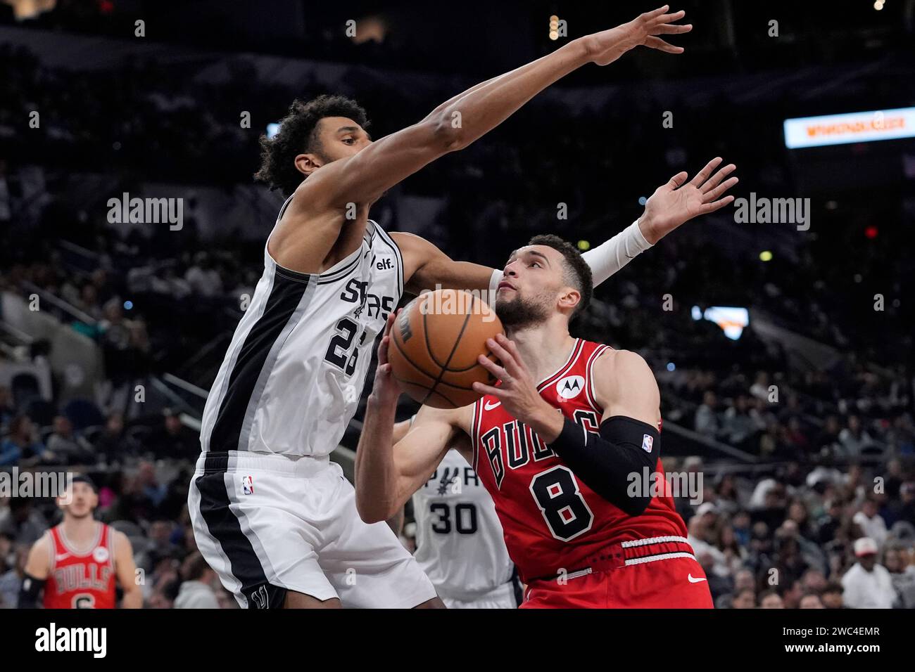 Chicago Bulls guard Zach LaVine (8) drives to the basket against San ...