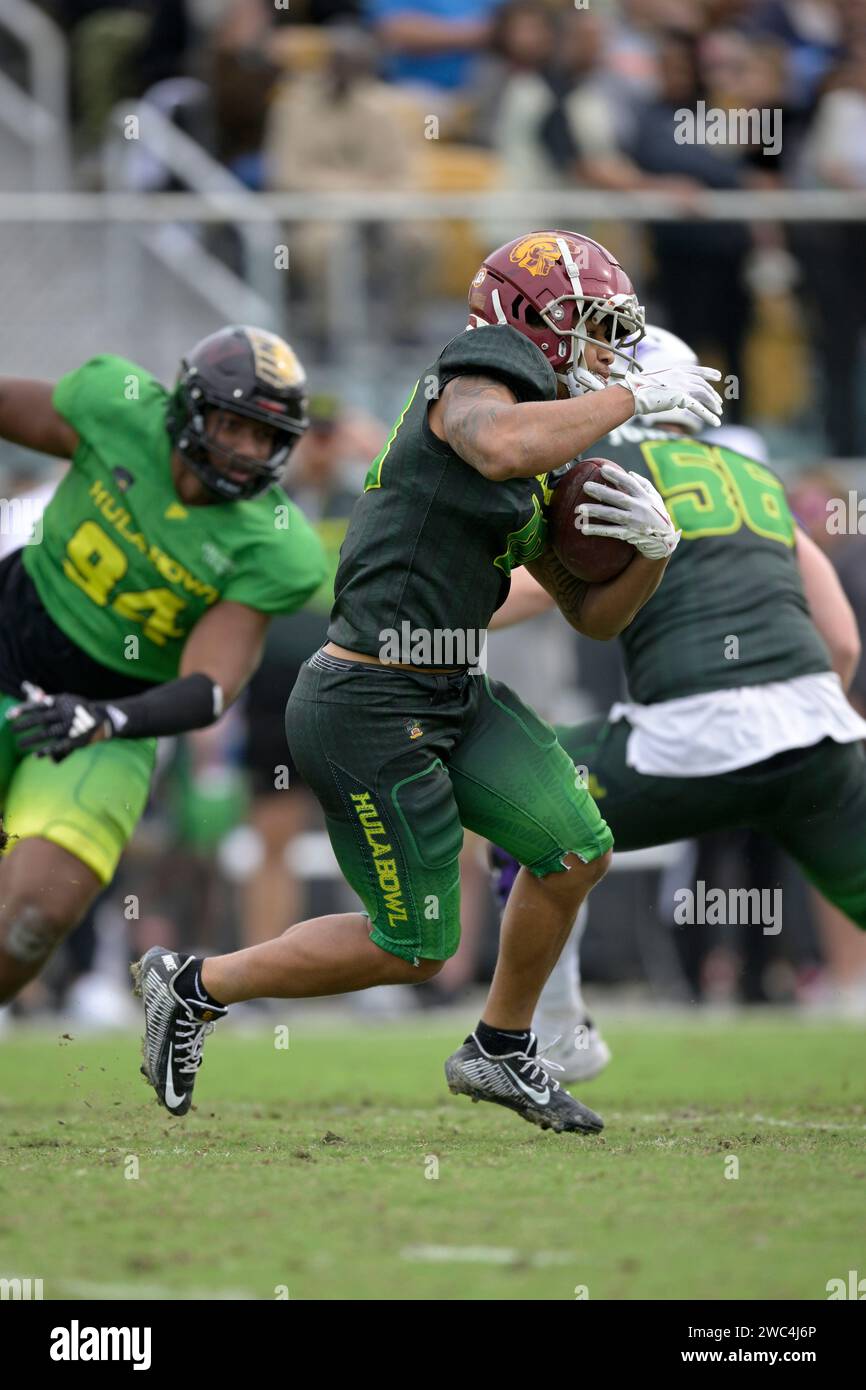 Team Kai running back Austin Jones (10), of USC, rushes for yardage ...