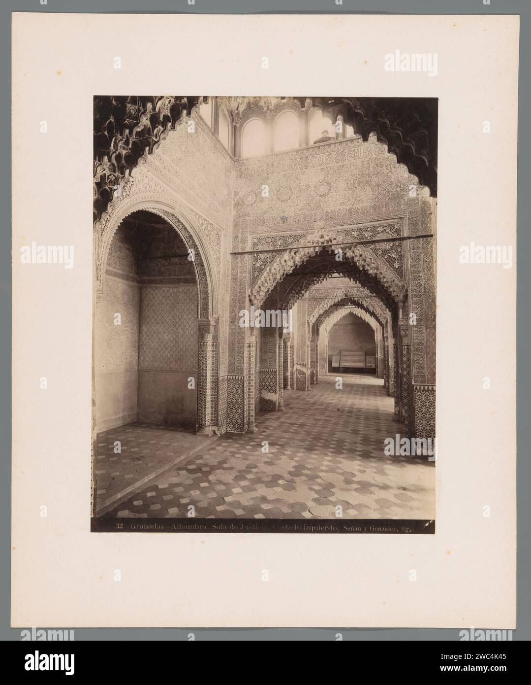 JUSTICE ROOM IN HET ALHAMBRA IN GRANADA, SIGN AND GONZALEZ, 1880 - 1900 ...