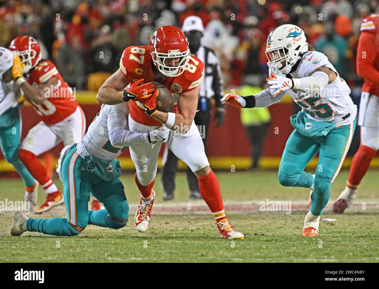 Kansas City Chiefs tight end Travis Kelce (87) turns up field against ...