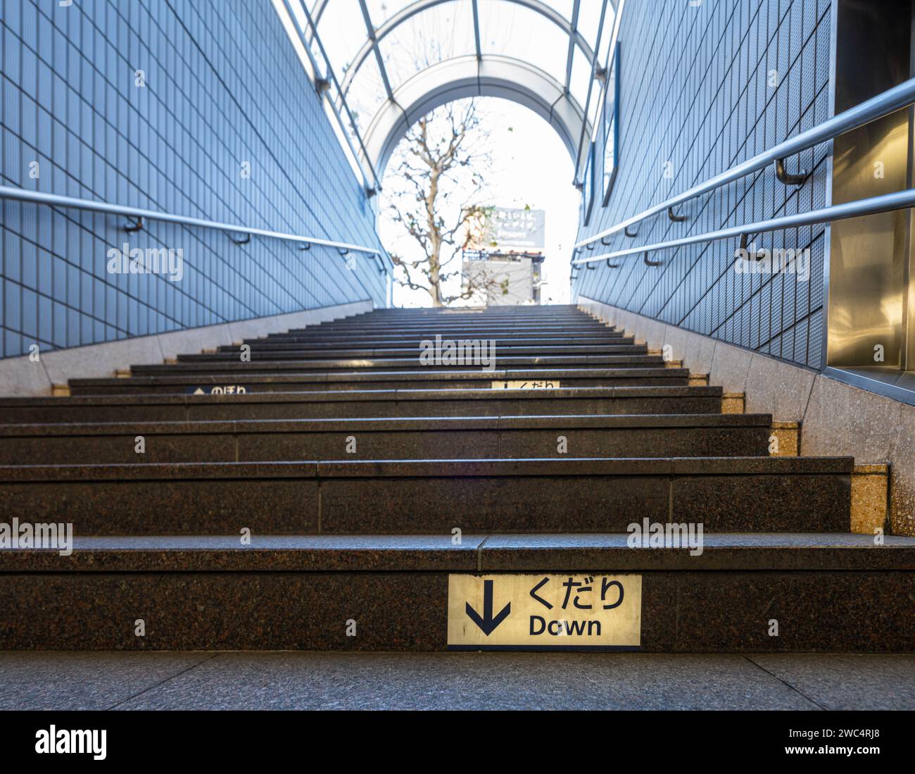 Tokyo metro sign hi-res stock photography and images - Alamy