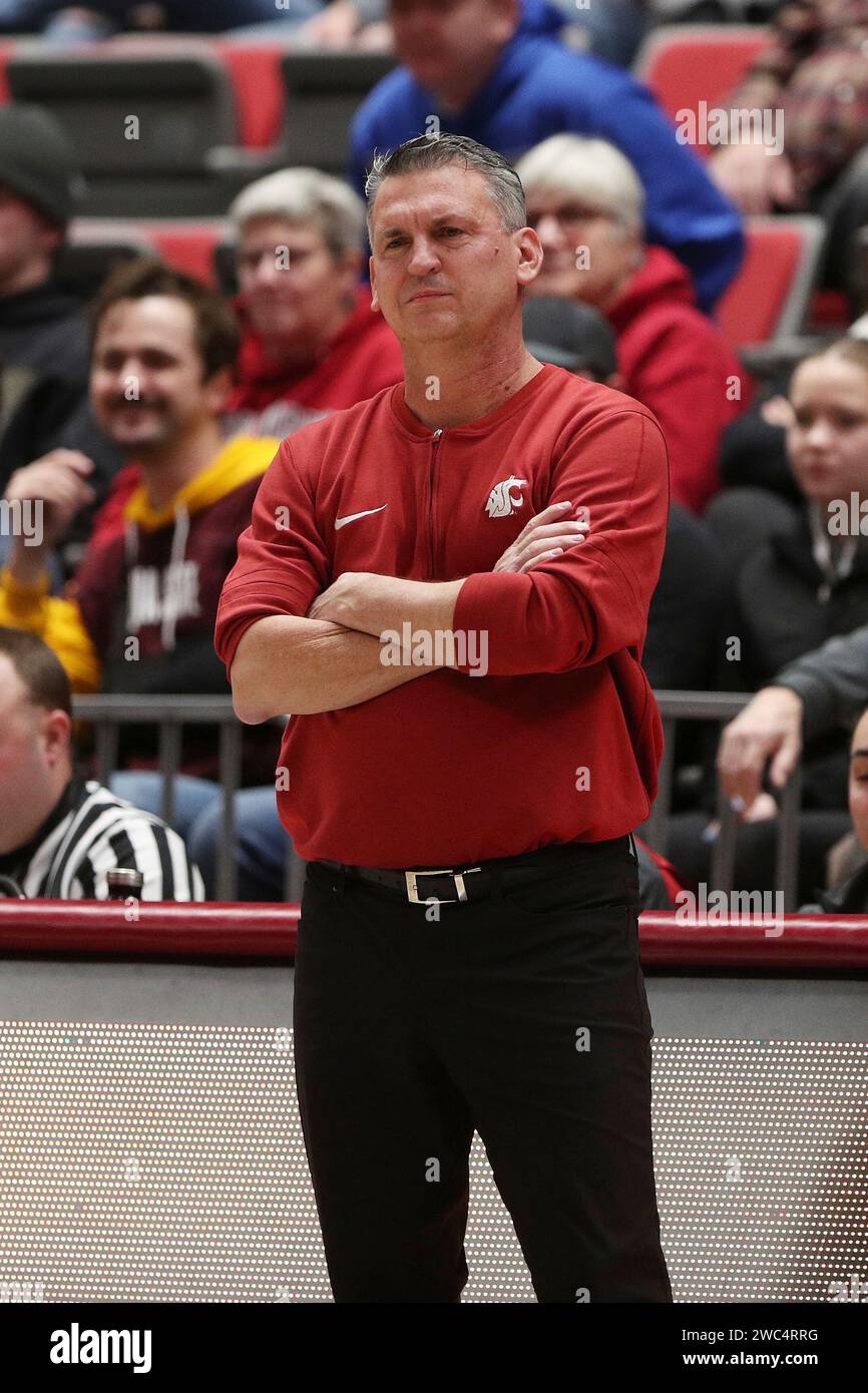 Washington State head coach Kyle Smith watches the first half of an ...