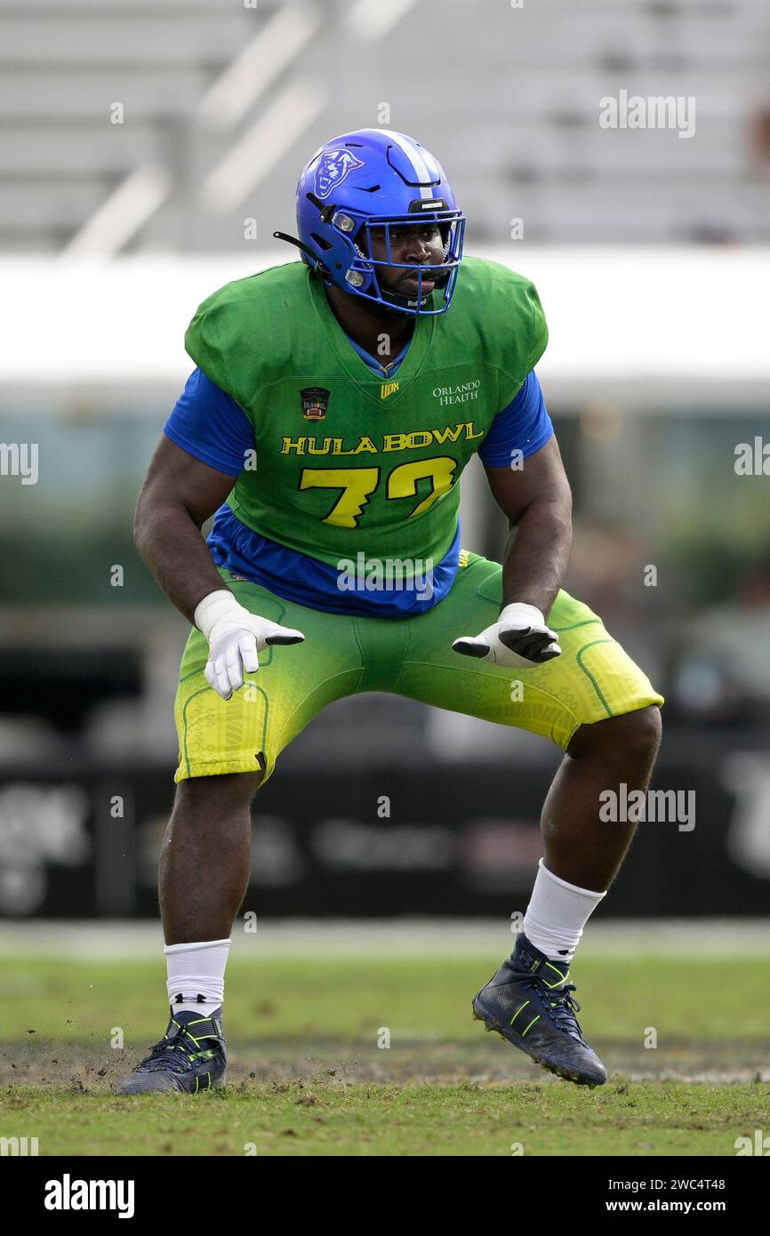 Team Aina offensive tackle Travis Glover (72), of Georgia State, sets ...