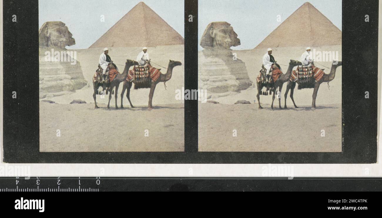 Two men on dromedaries at the pyramid of Cheops and the Sphinx van Gizh ...