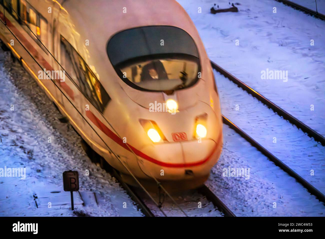 ICE nach der Abfahrt vom Hauptbahnhof, München, Januar 2024 Deutschland ...