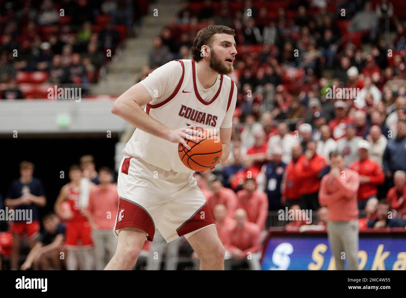 Washington State forward Oscar Cluff controls the ball during the ...