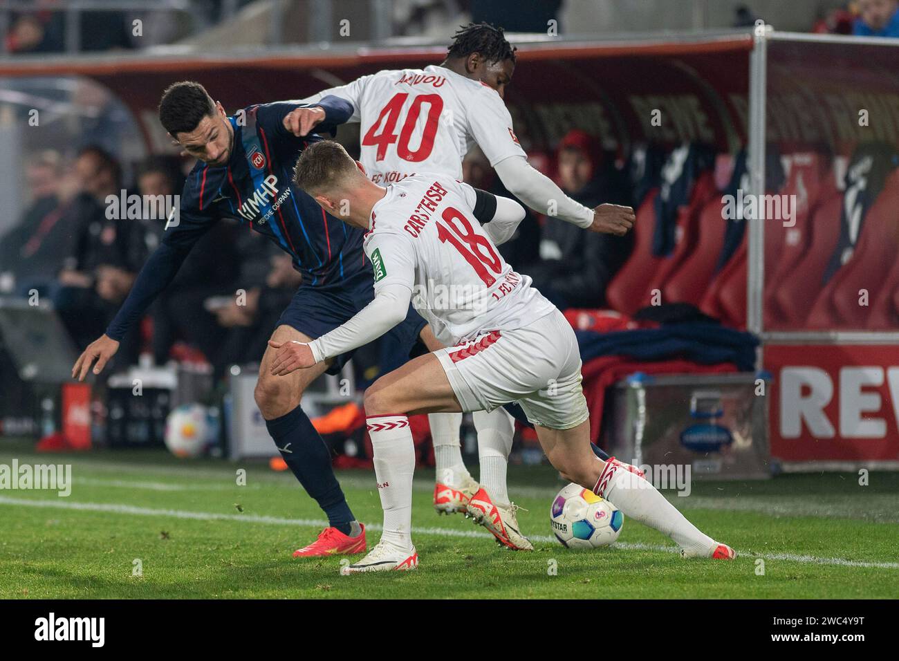 Zweikampf an der Seitenlinie zwischen Tim Kleindienst (FC Heidenheim ...