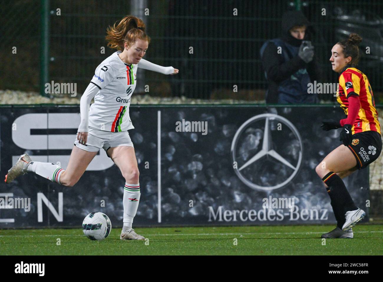 Nikee Van Dijk (20) of OHL and Hanne Hellinx (6) of KV Mechelen ...
