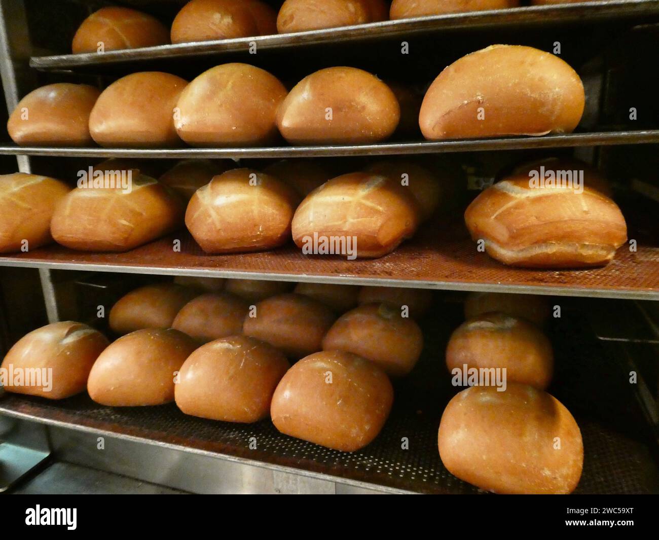 Broetchen, Gebaeck und Brot in einer Baeckerei-Auslage Backwaren in ...