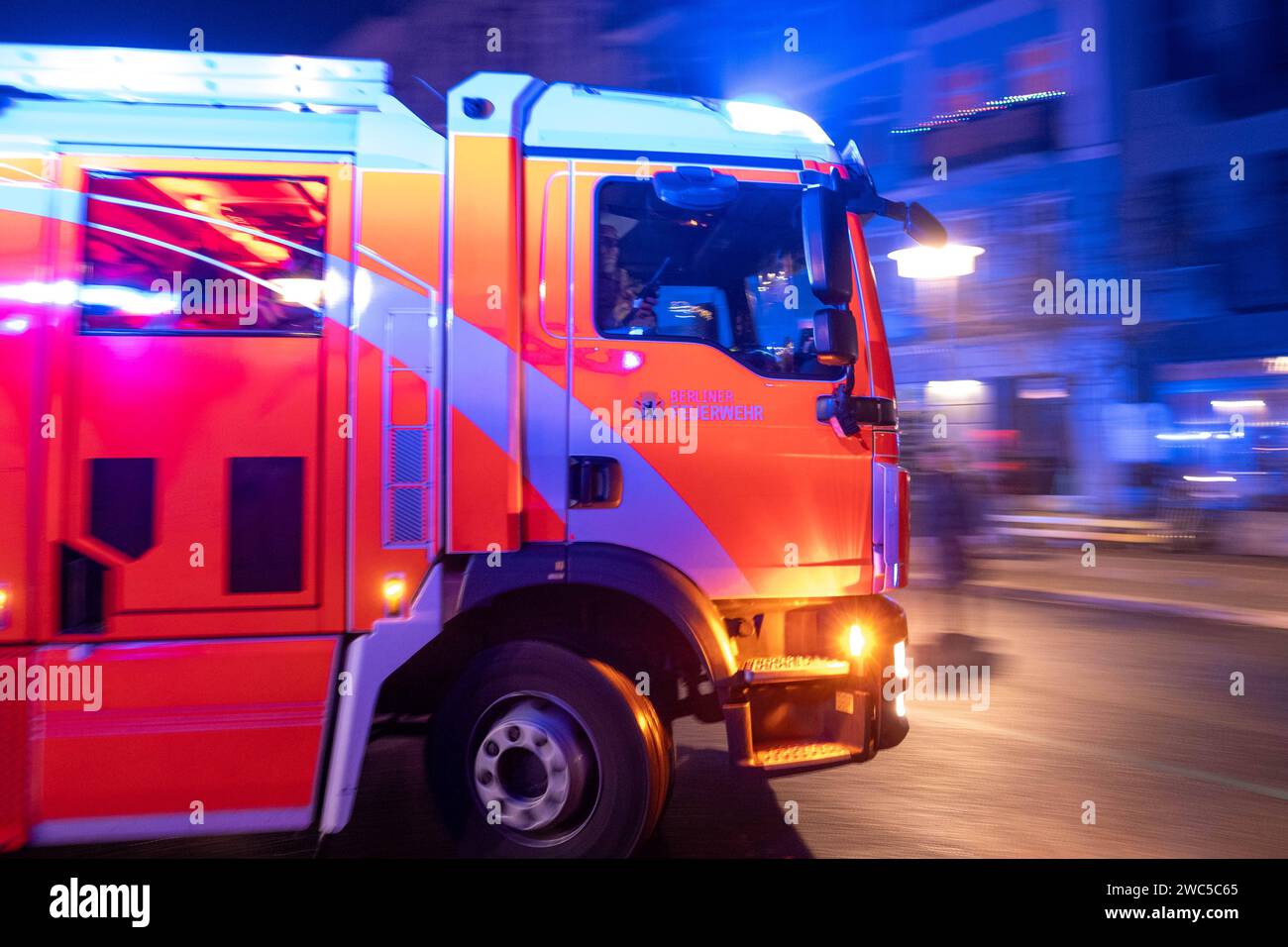 Löschfahrzeug der Berliner Feuerwehr verläßt wenige Minuten nach ...