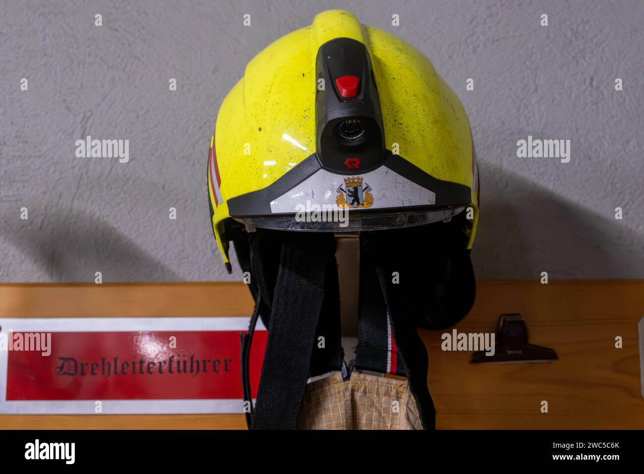 Feuerwehrhelm der Berliner Feuerwehr hängt griffbereit auf der ...