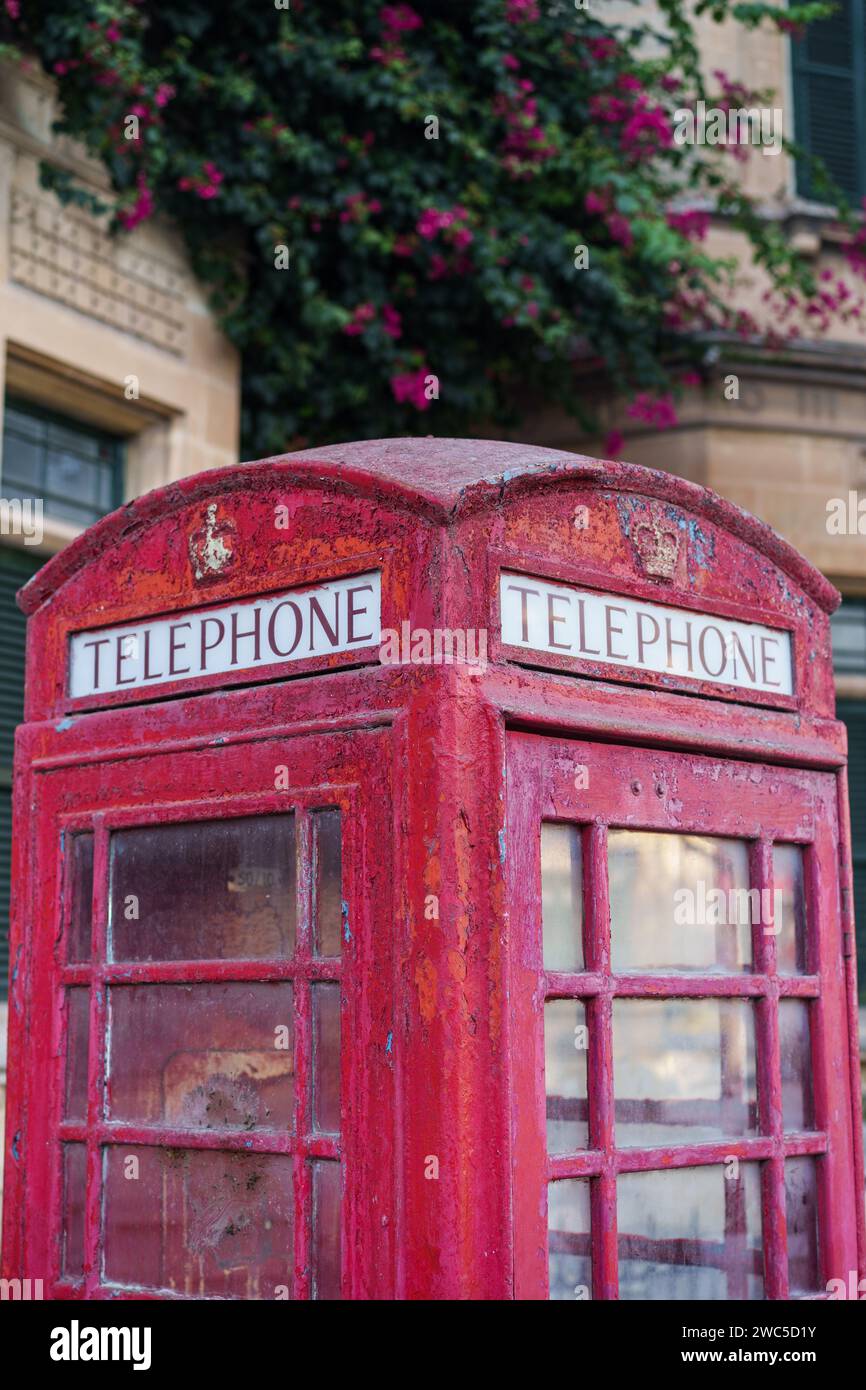 Color image of an old English telephone booth Stock Photo - Alamy