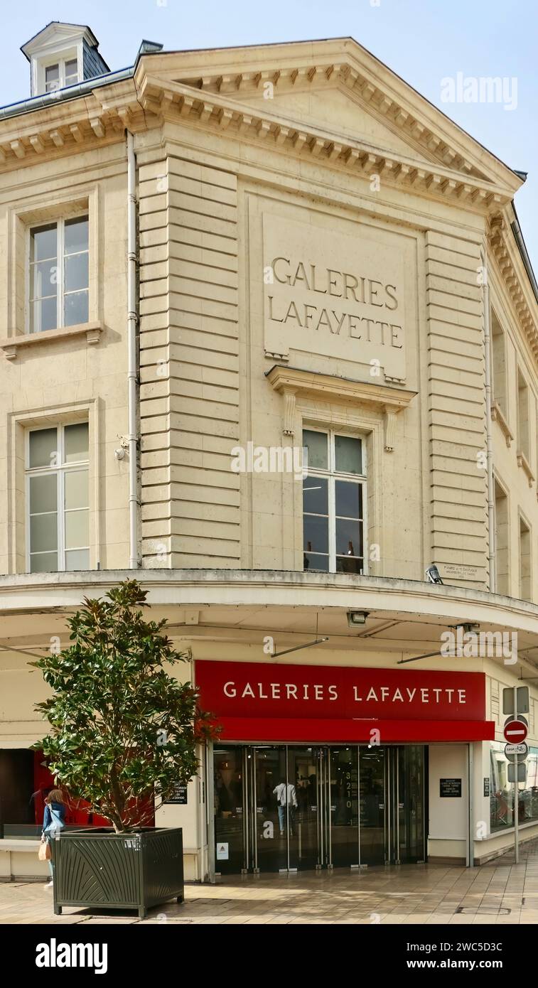 Corner entrance for the Galeries Lafayette department store Rue ...