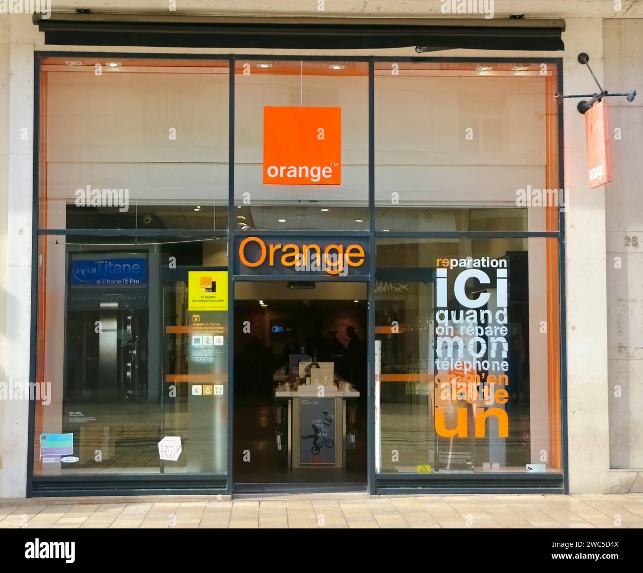 Shop france telecom orange hi-res stock photography and images - Alamy