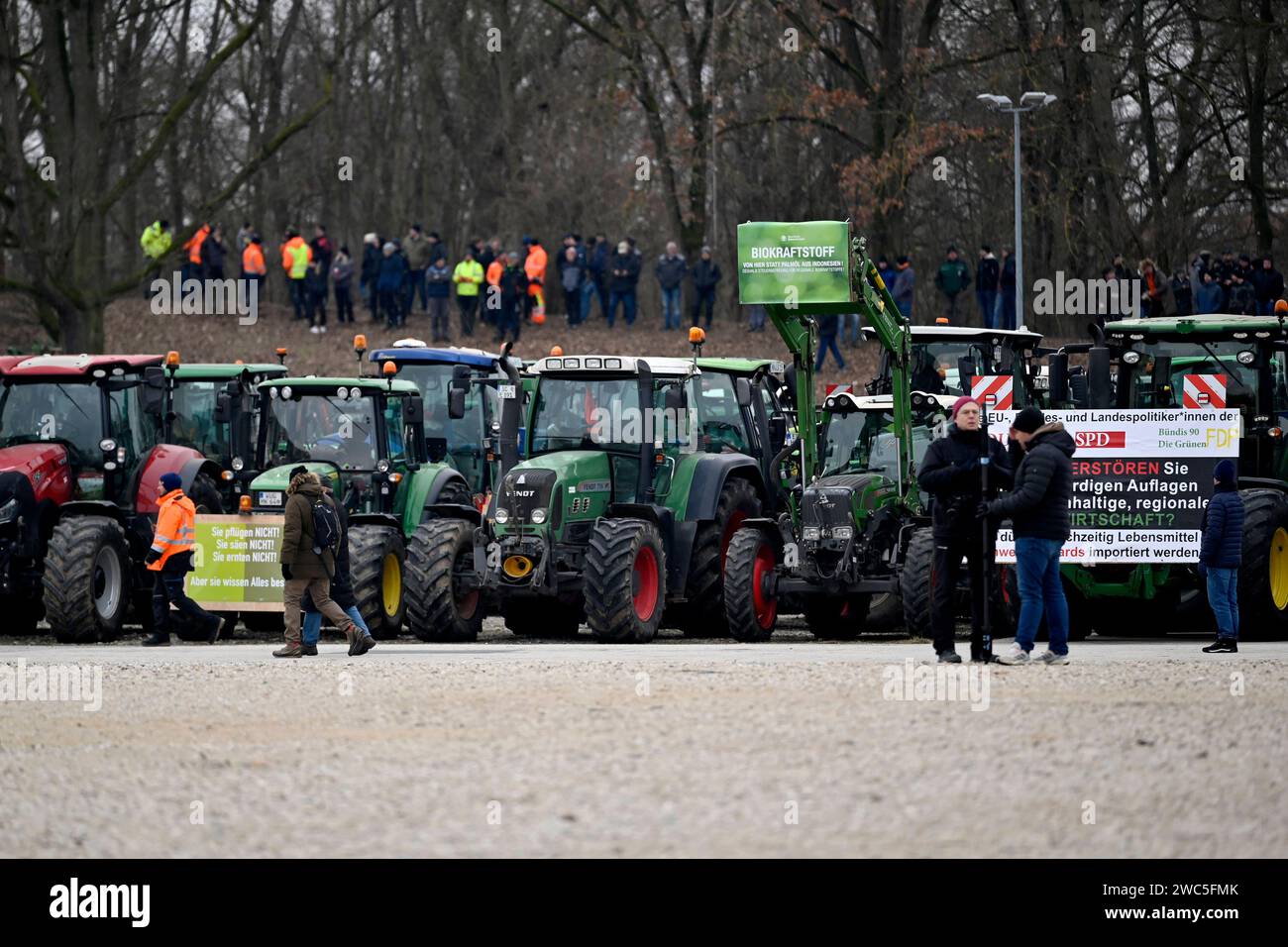 Rote traktoren hi-res stock photography and images - Alamy