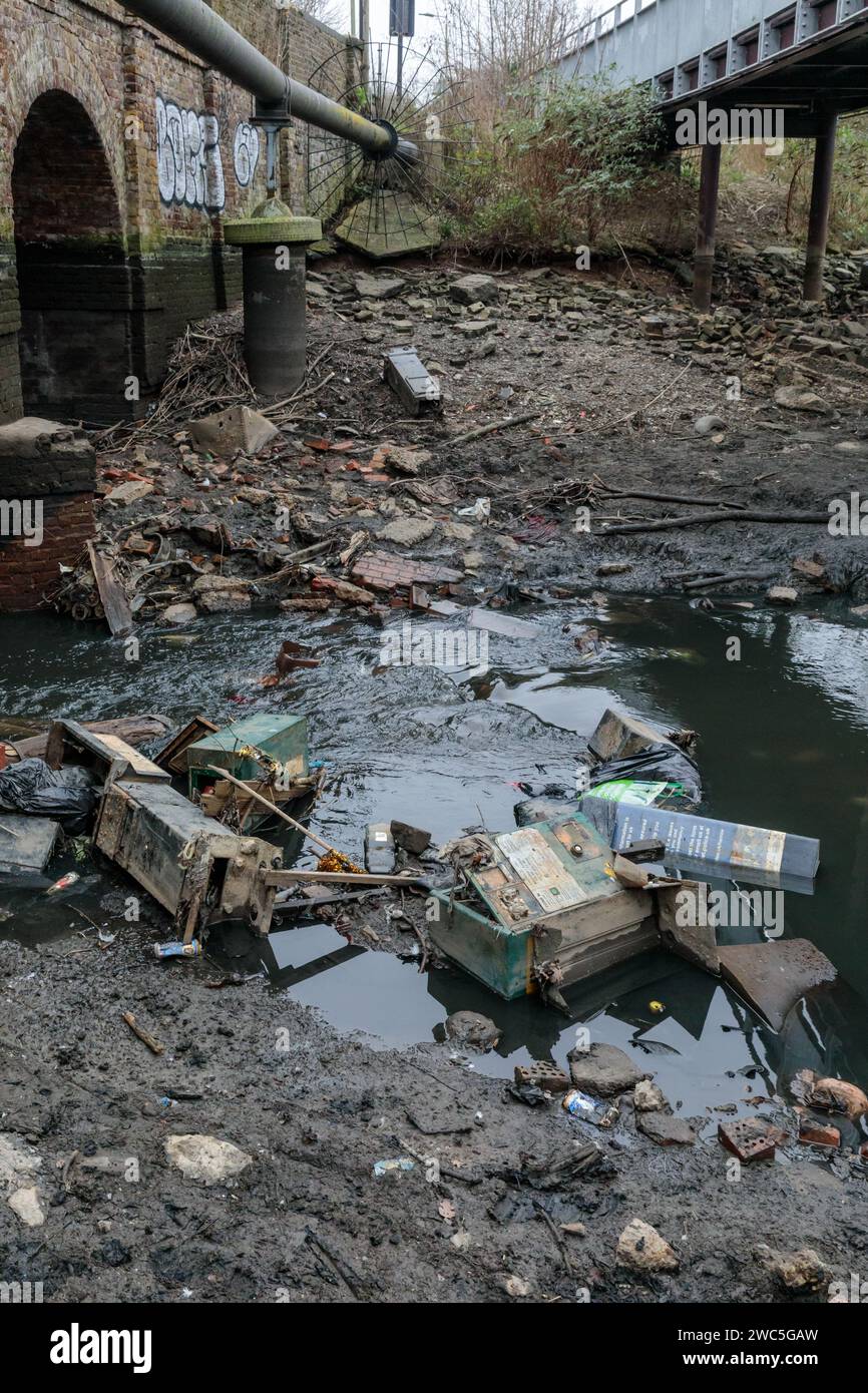 London, UK.13th Jan, 2024. Over 70 volunteers from the local community ...
