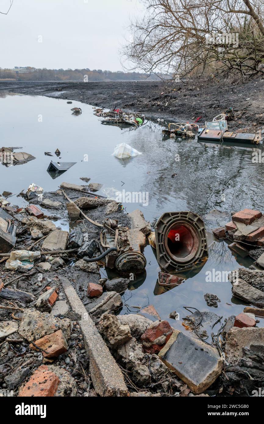London, UK.13th Jan, 2024. Over 70 volunteers from the local community ...