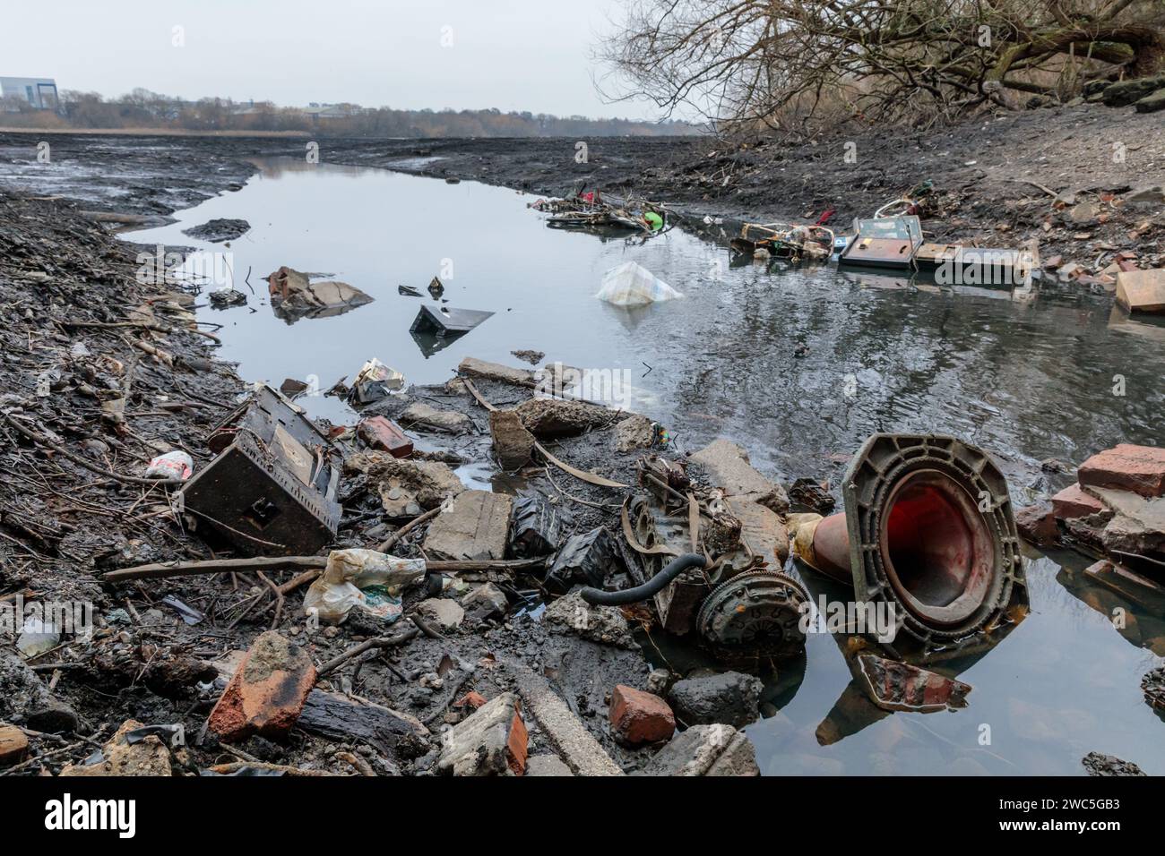 London, UK.13th Jan, 2024. Over 70 volunteers from the local community ...