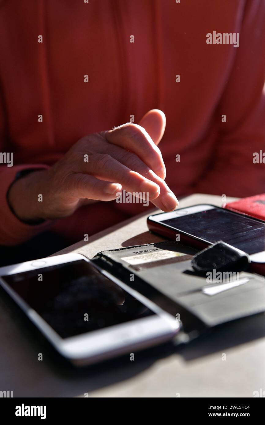 womans hand on mobile phone Stock Photo - Alamy