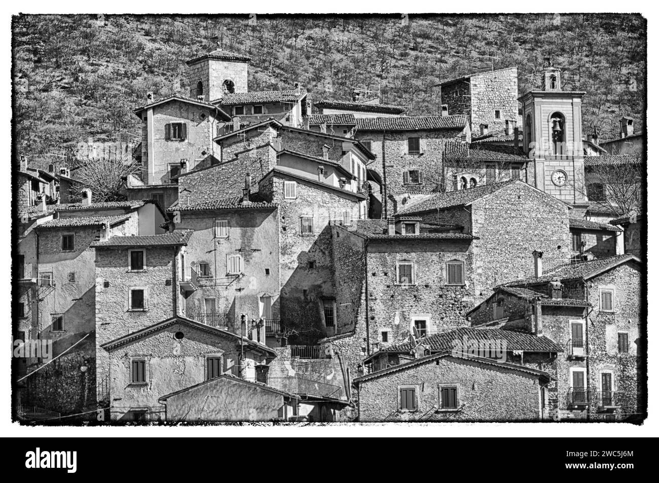 Italy mountain town Cut Out Stock Images & Pictures - Alamy