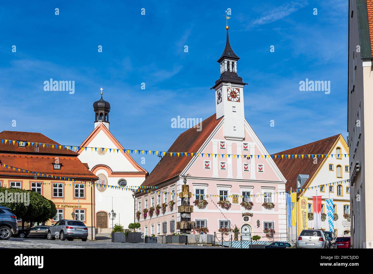 Blick über den Marktplatz in der Stadt Greding im Landkreis Roth auf ...