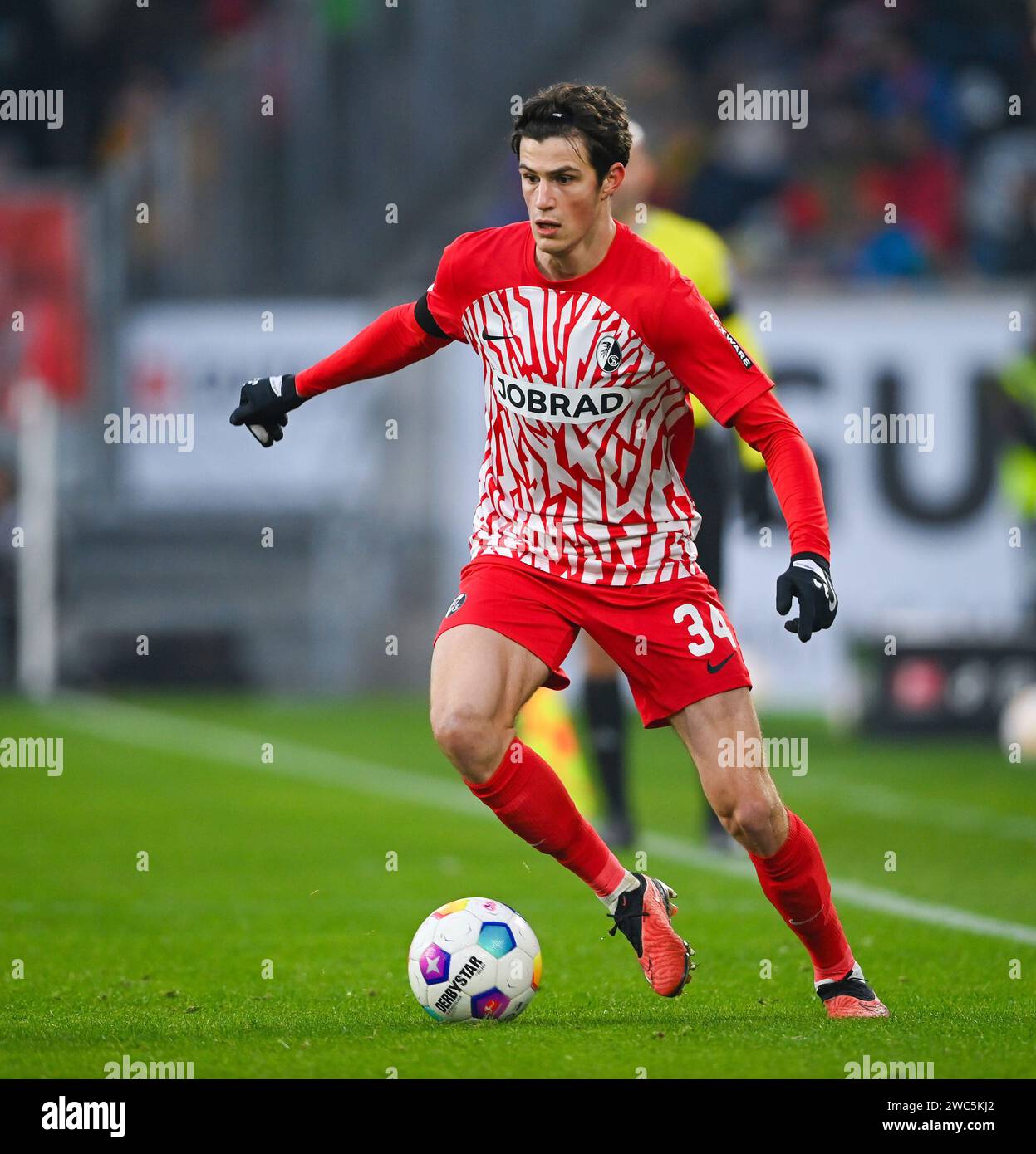 Merlin Roehl (SC Freiburg, #34) am Ball, GER, SC Freiburg vs. 1. FC ...