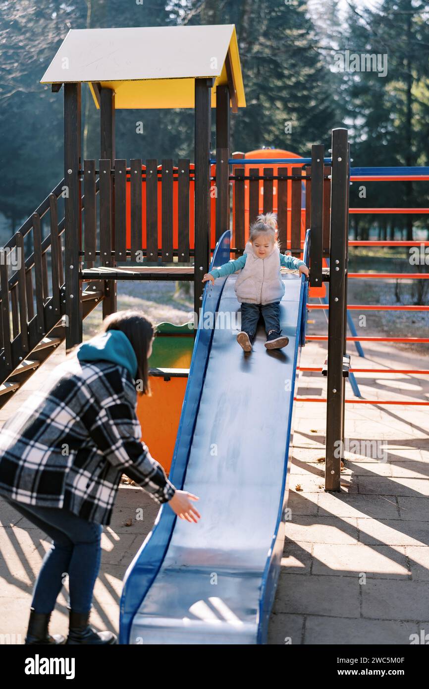 Children going down slide hi-res stock photography and images - Alamy