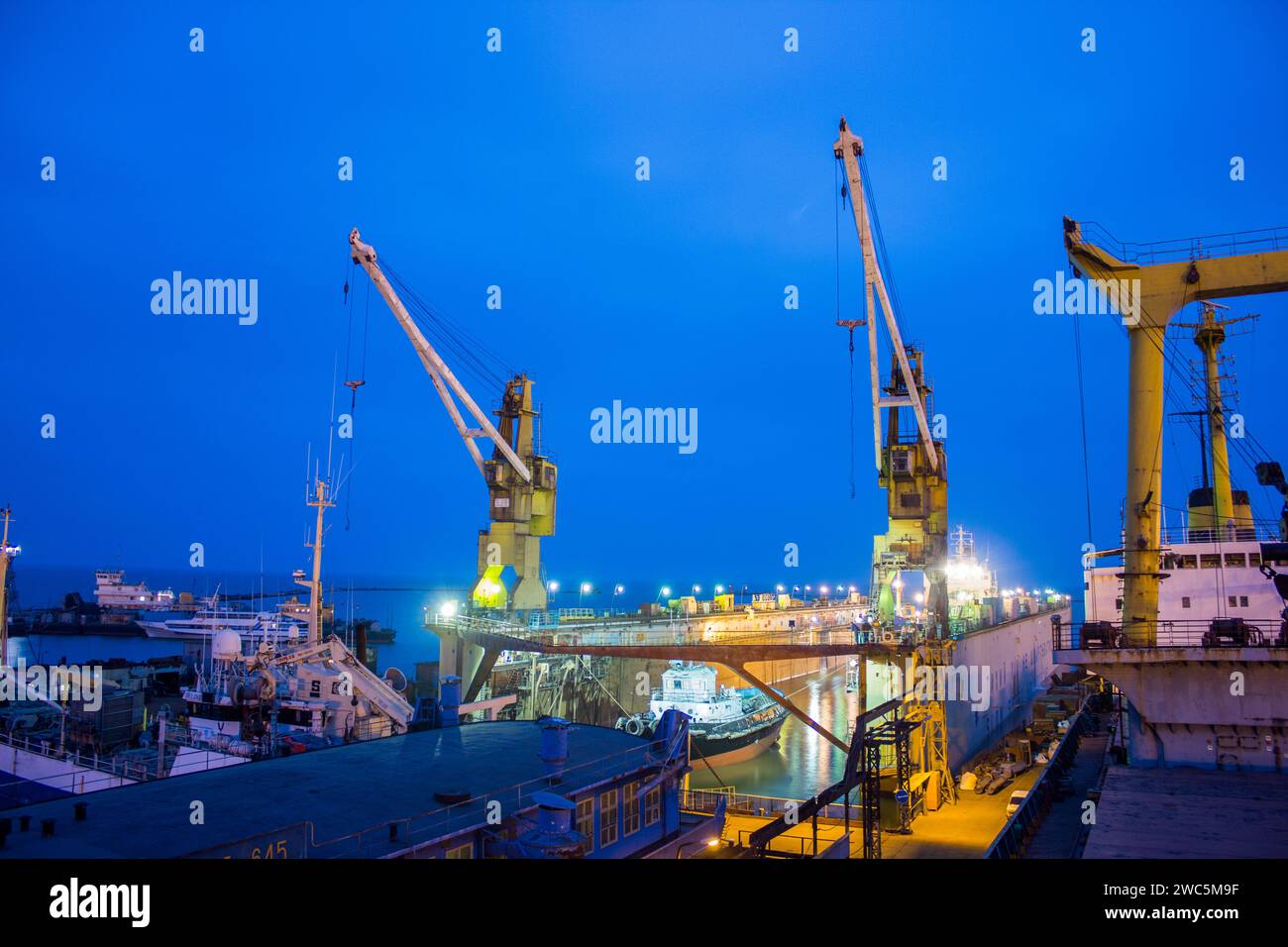 Offshore work vessels hi-res stock photography and images - Alamy