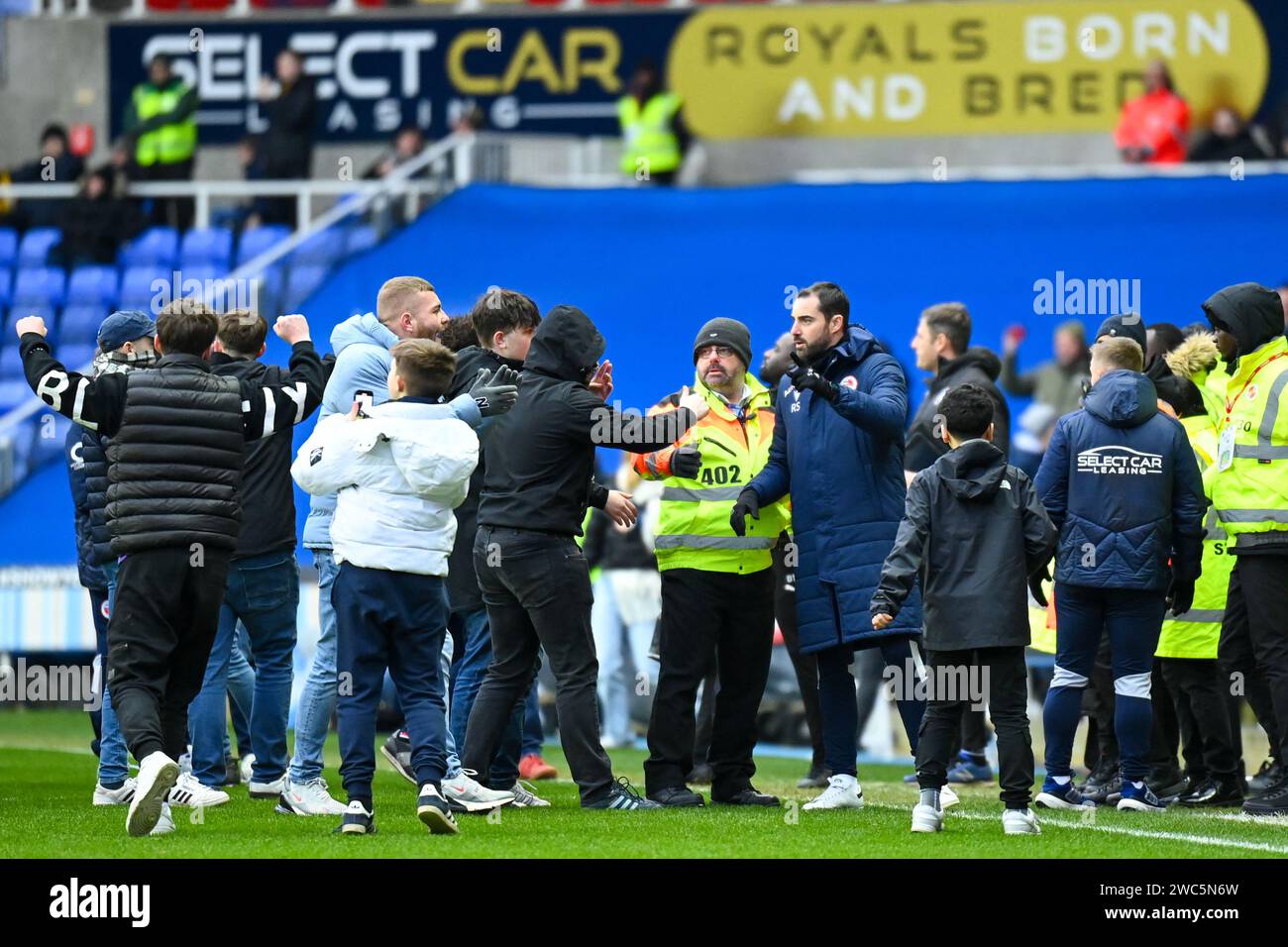 Madejski stadium reading crowd hi-res stock photography and images - Alamy