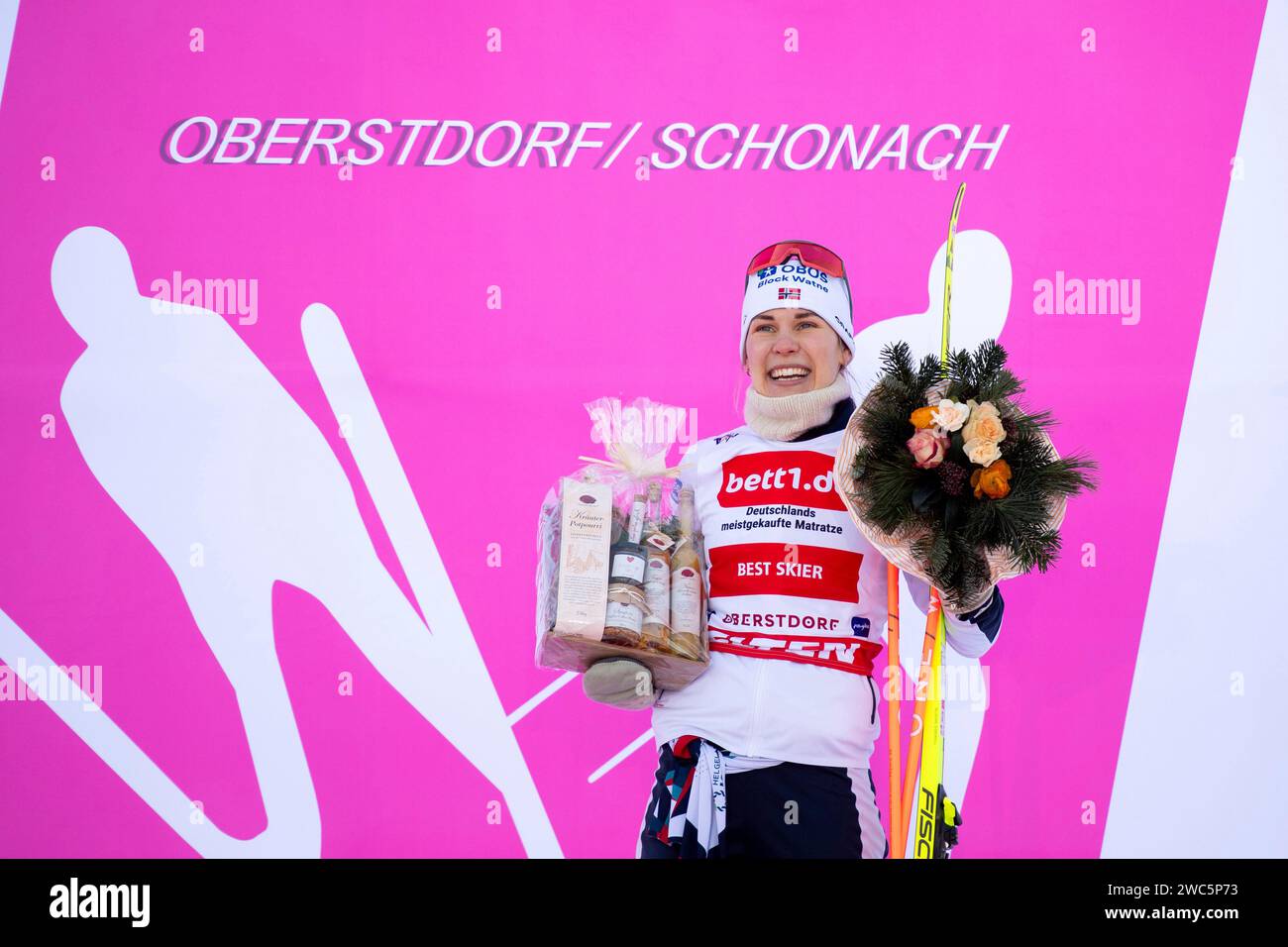 Ida Marie Hagen (Norwegen) jubelt auf dem Podium ueber den Sieg und ...