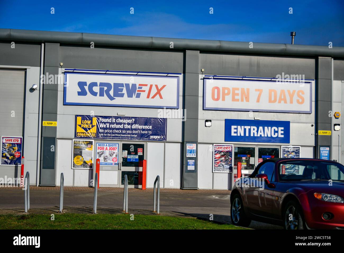 Screw fix sign hi-res stock photography and images - Alamy