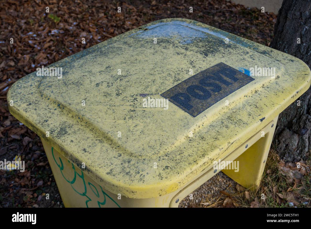 Pavement gritting hi-res stock photography and images - Alamy