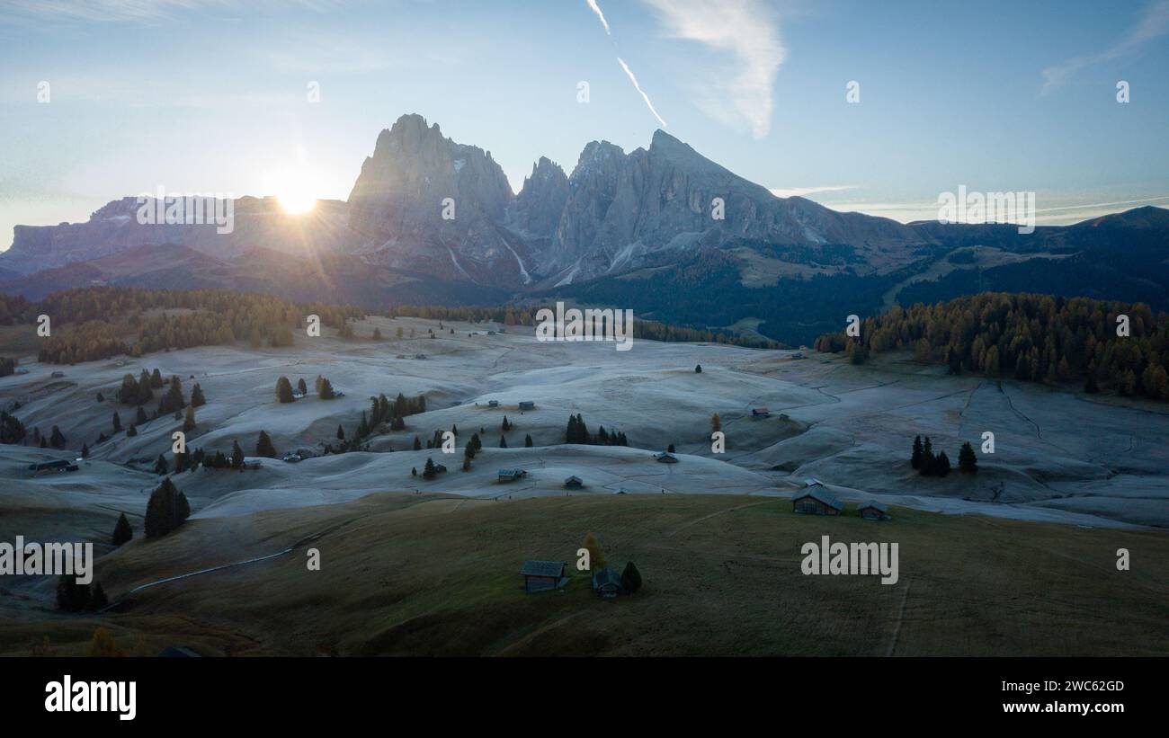 Sun rising behind mountains hi-res stock photography and images - Alamy