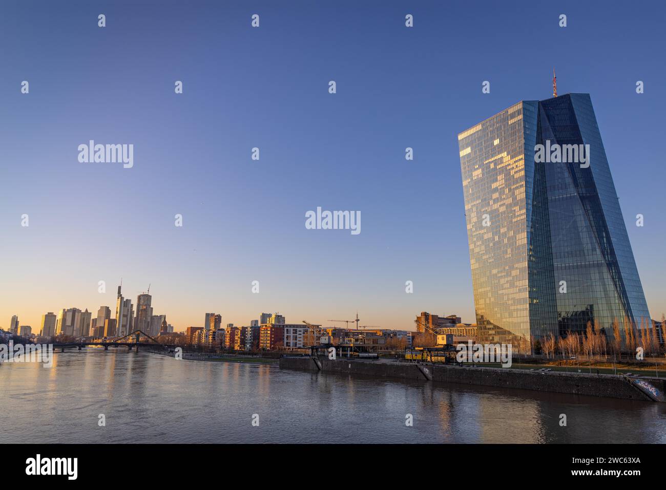 Winter sunlight on main hi-res stock photography and images - Alamy