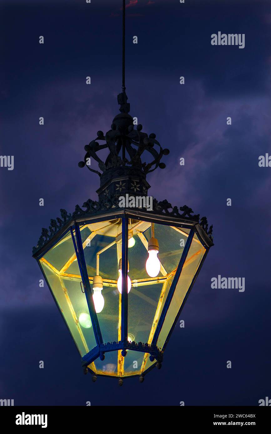 Glow illuminated hi-res stock photography and images - Alamy