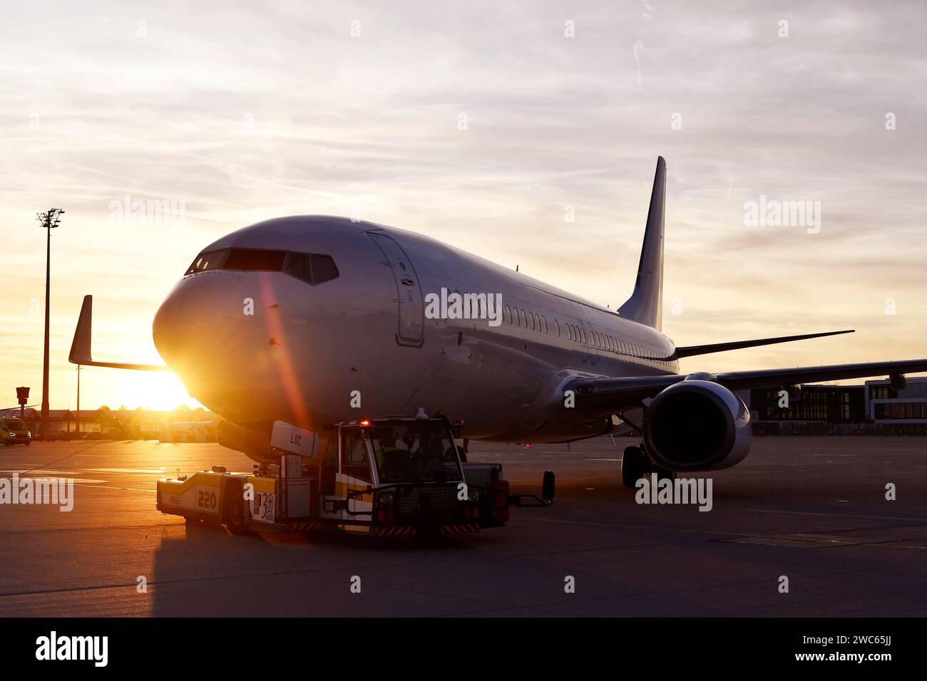 Pushback vehicle hi-res stock photography and images - Alamy